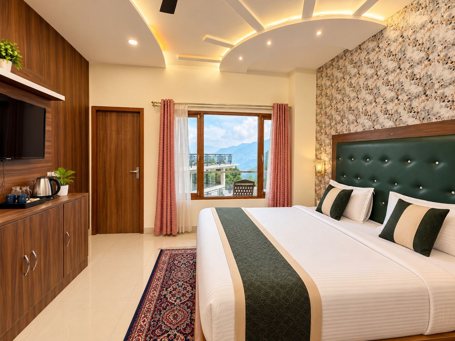 Quarto de hotel com uma cama grande, televisão, guarda-roupa de madeira, varanda e vista, além de parede com padrão.