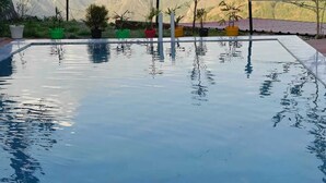 Piscina com vista clara para montanhas ao fundo.
