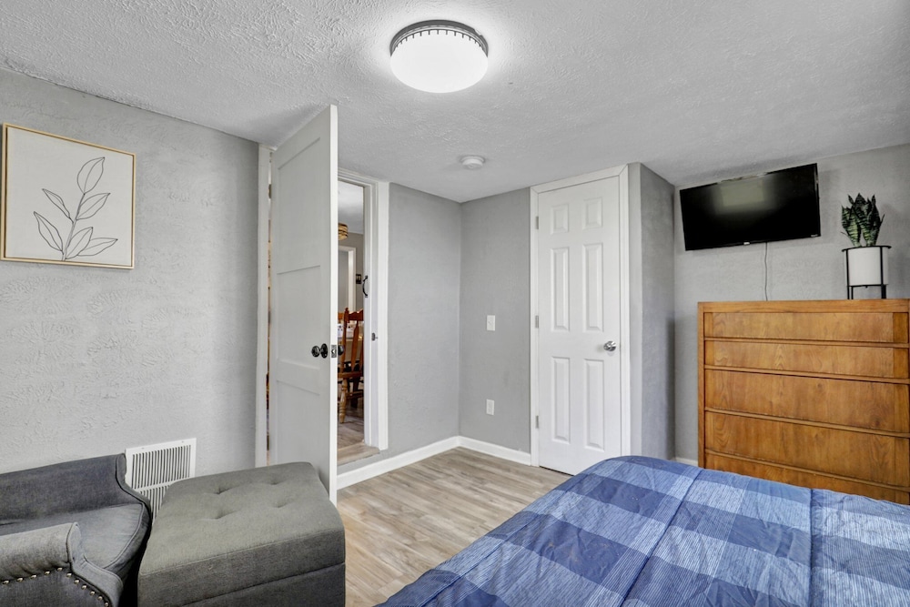 5 Bedroom 6 Beds Cozy And Spacious Home - Lansing, MI