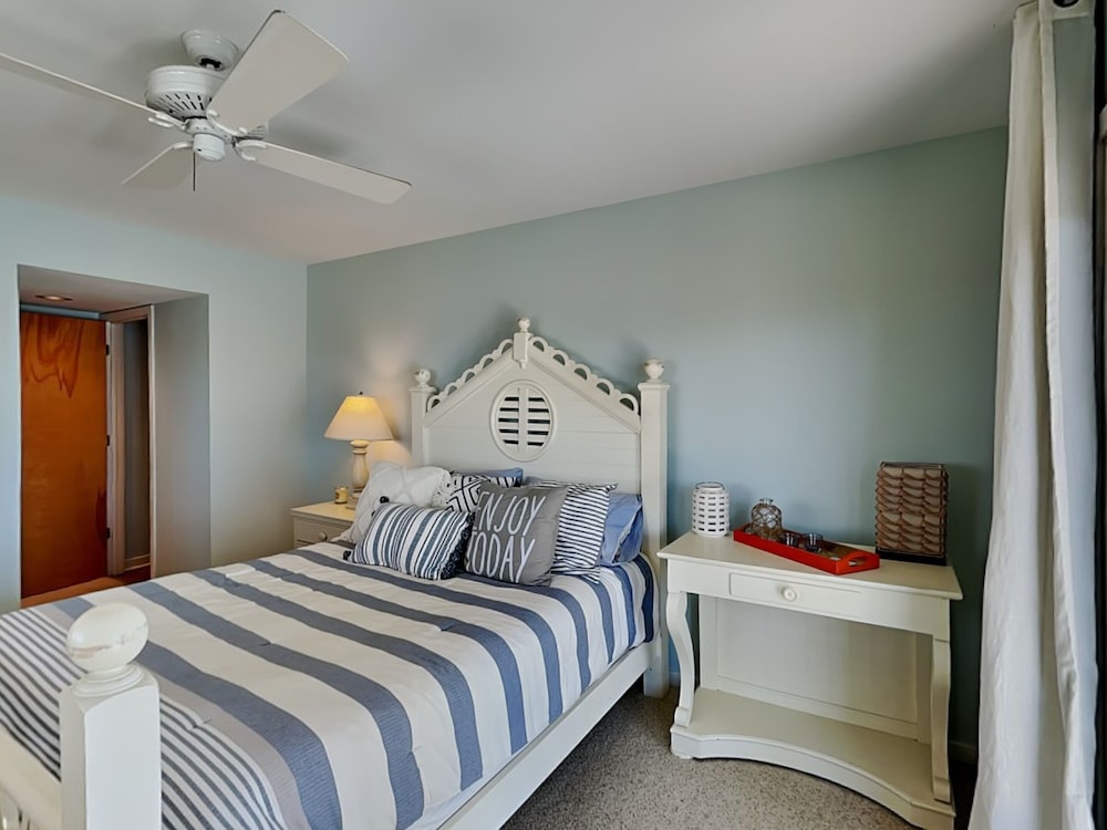 The Shell Collector | Spacious Retreat, Ocean Views + Community Pool ...