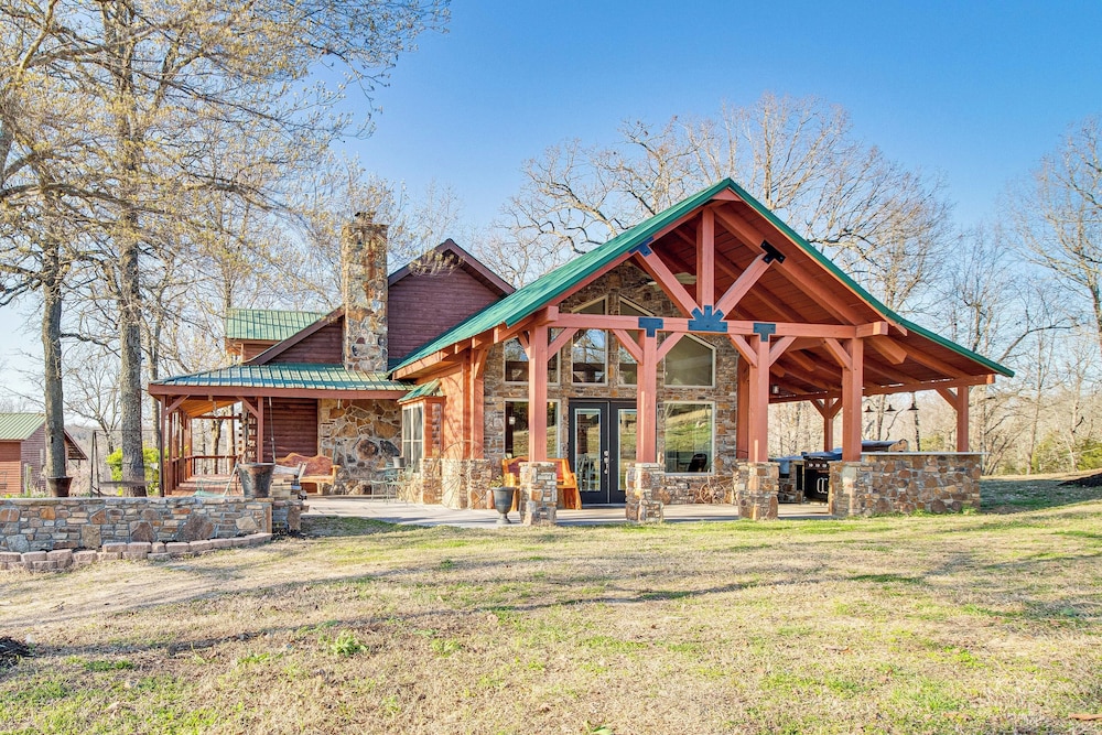 Expansive Mountain Home Rental W/ Yard & Fire Pit! - Gainesville, MO