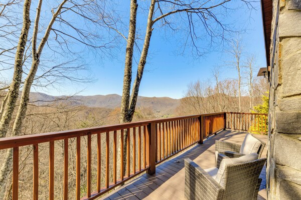 Spacious Maggie Valley Cabin W/ Waterfall On-site! - Maggie Valley, NC