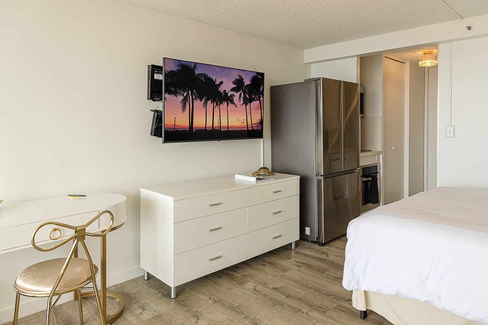 Glam Condo Located In Central Waikiki, Panoramic Ocean View, & Full Kitchen!\n - 카일루아