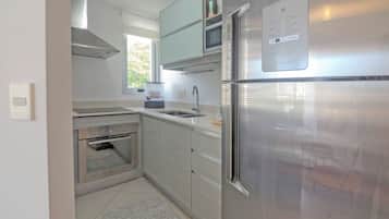 Apartamento | Cozinha privada | Um frigorífico, um micro-ondas, um forno, uma chaleira elétrica