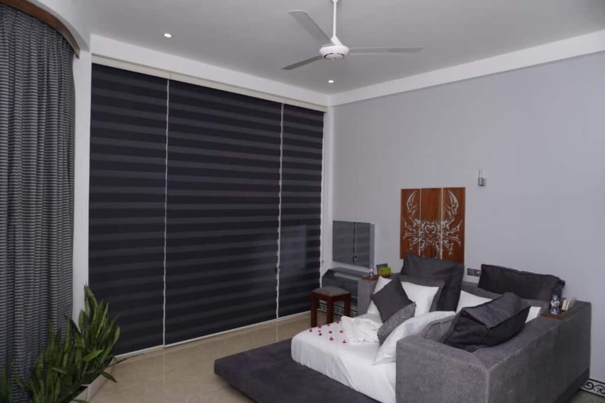 Quarto exclusivo, sacada | 1 quarto, escrivaninha, espaço de trabalho para notebook