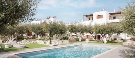 Piscina externa, guarda-sóis, espreguiçadeiras