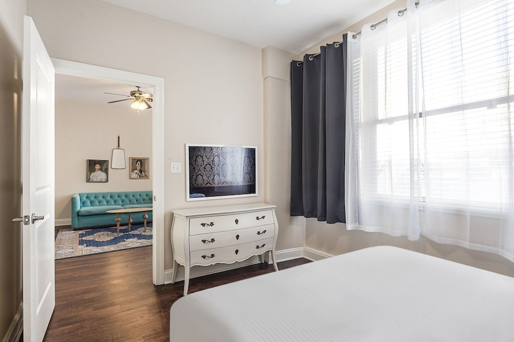 Cityscape Haven: Elegant Living in 1BR Condo with Rooftop Pool Reviews ...