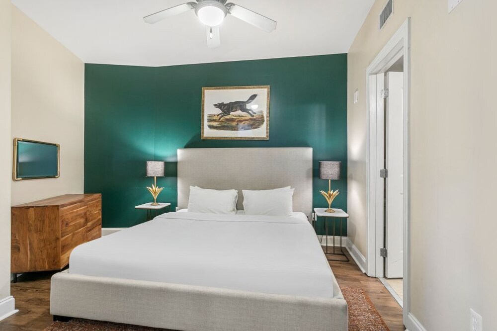 Cityscape Escape: Chic Living in 1BR Condo with Pool Reviews, Deals ...