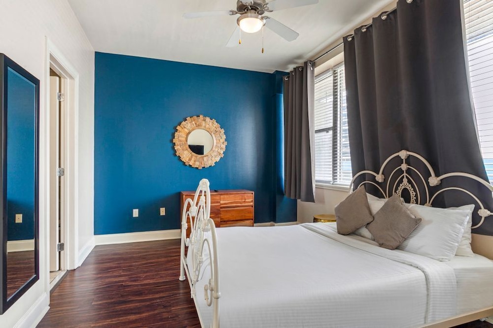 Cityscape Escape: Elegant Living In 1br Condo With Rooftop Pool - New Orleans, LA