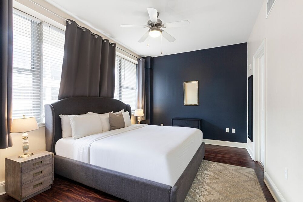 Cityscape Chic: Elegant 1BR Condo with Rooftop Pool Reviews, Deals ...
