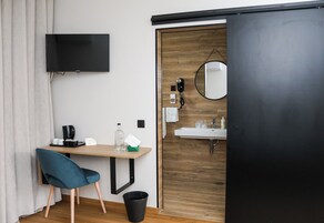 Quarto casal superior | Escrivaninha, espaço de trabalho para notebook, cortinas blackout