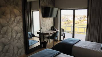 Quarto casal ou duplo luxo | Escrivaninha, espaço de trabalho para notebook, cortinas blackout