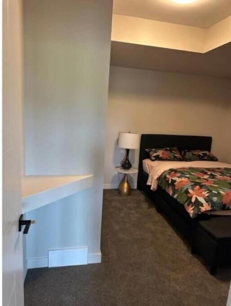 Home Away From Home:brand New,quite, Cozy Two Bed Rooms Separate Accommodation - Winnipeg