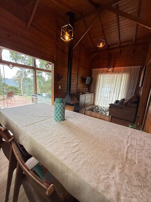 Recanto dos Pássaros na Serra em Rancho Queimado com Piscina Aquecida | Sala de estar | Smart TV de 32 polegadas com canais digitais, Netflix