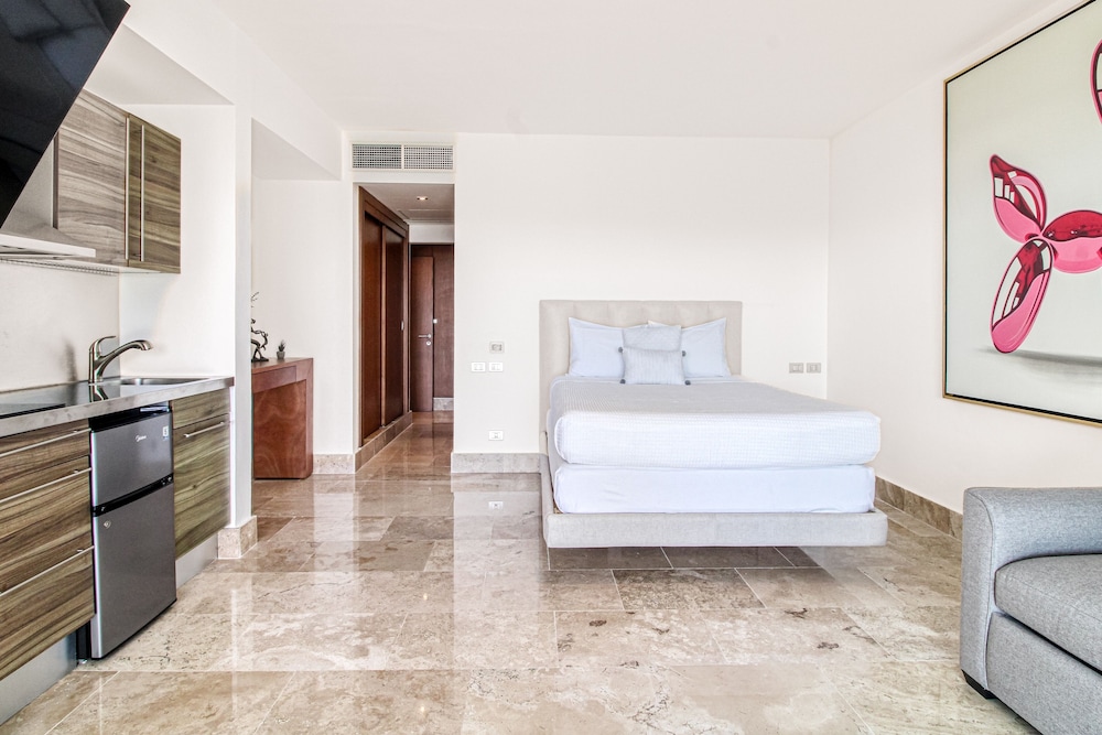 4th-floor Resort Studio With Outdoor Pools, Pool Spas, Tennis, Gym, & Balcony - Isla Mujeres
