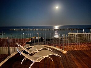 Quarto Deluxe, varanda, vista para o mar | Terraço/pátio interior