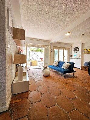 Apartamento Deluxe, vista para o pátio | Sala de estar | Televisor de ecrã plano de 28 polegadas com canais por cabo