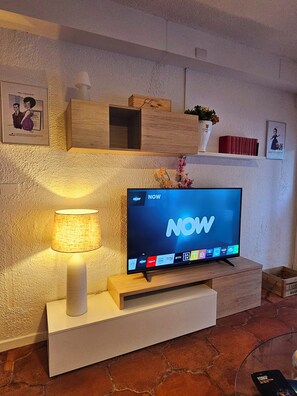 Apartamento Deluxe, vista para o pátio | Sala de estar | Televisor de ecrã plano de 28 polegadas com canais por cabo