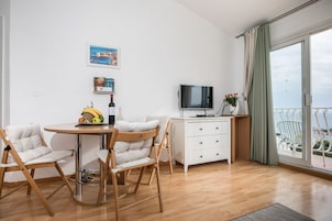 Apartamento superluxo, sacada, vista para o mar | Área de estar | TV LCD 32 polegadas com canais via satélite