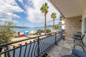 Quarto Quádruplo Comfort, vista para o mar | Terraço/pátio interior