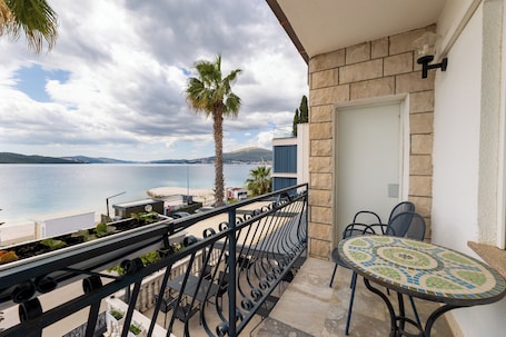 Quarto Duplo Comfort, vista para o mar | Terraço/pátio interior. Villa Okruk