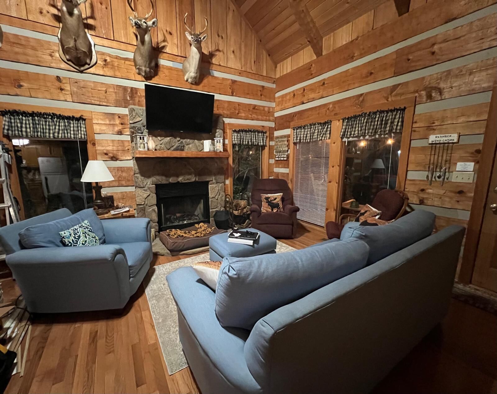 Family Friendly Rustic Cabin Tucked Away, Just Minutes From Entertainment! - Pigeon Forge, TN