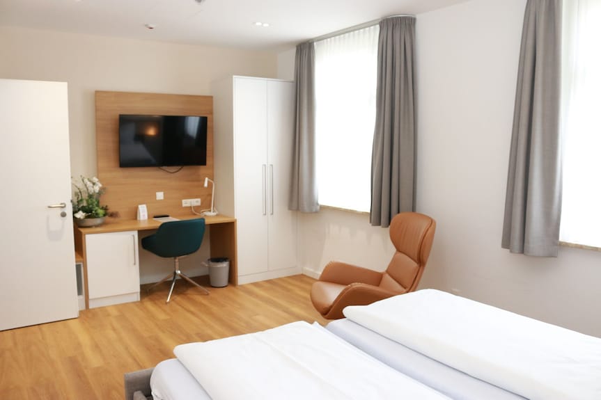 Suite // 1st Room With Double Bed (Electrically Adjustable Beds), 2nd Room Two Single Beds With Shared Bathroom - Hildesheim