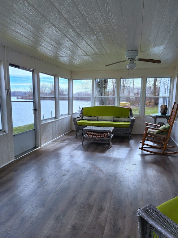 Lakefront Home W/ Sunroom Beach, Kayaks, Dock And Laundry. 4 Bd. Pet Friendly! - Rose Lake, Coldwater