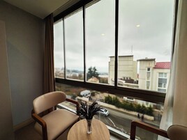 Suíte família, vista para o mar | Área de estar | TV de tela plana, pisos aquecidos