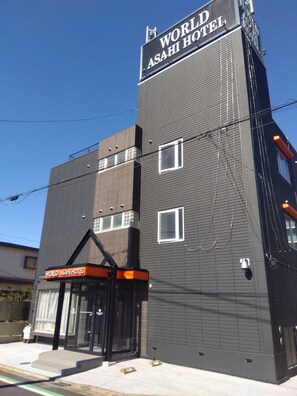 Um edifício moderno com uma placa que diz