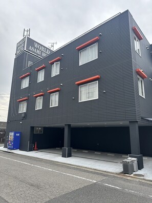 Um edifício moderno com uma placa indicando