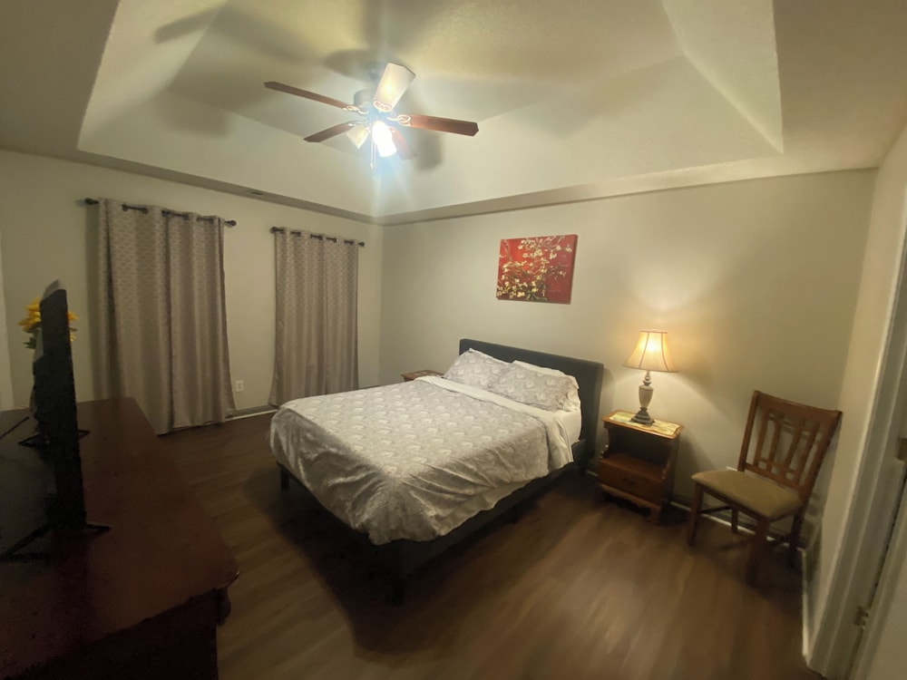 Gorgeous spacious manor house close to UNCC and uptown Charlotte ...