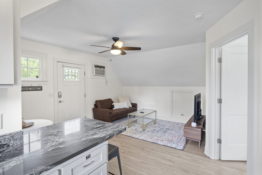 Cozy Downtown Loft For Two + Pets, Walk To Main St - Greenville, SC