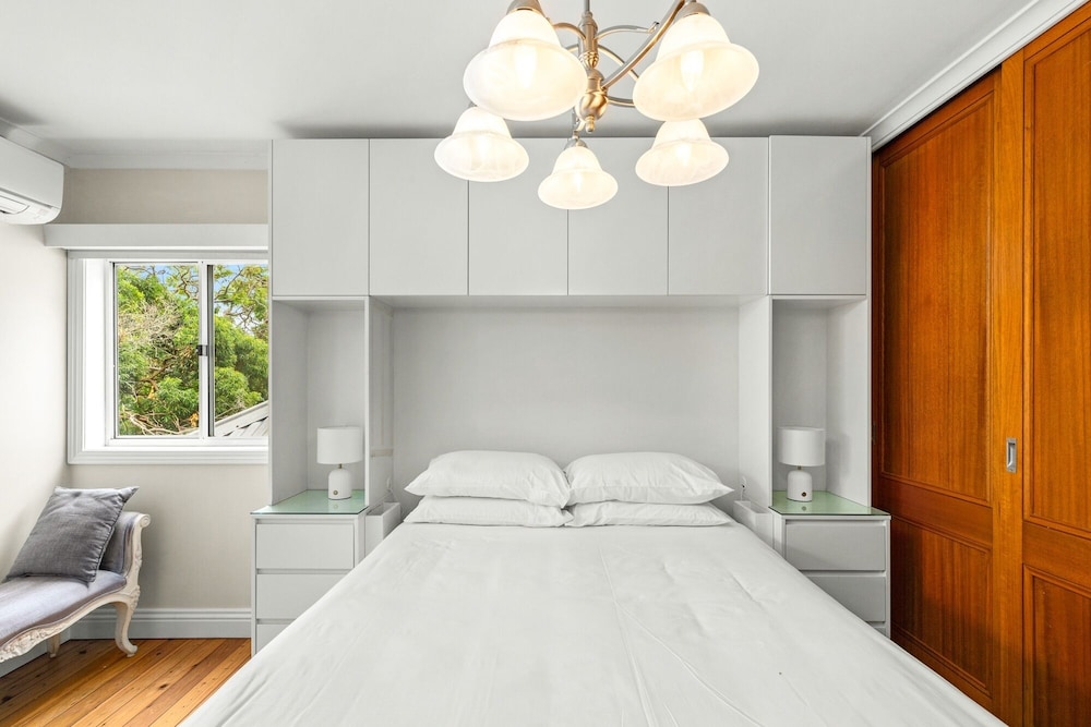 Elegant 1-bed With Study By Balmain Wharf - North Sydney