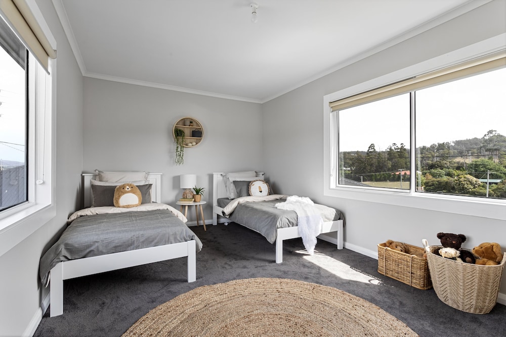 Legana Lodge - Your Home Away From Home -12 Guests - Launceston