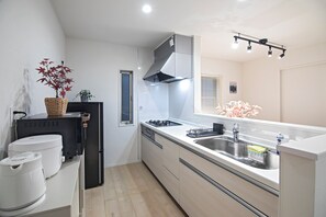 Casa Clássica | Cozinha privada | Um micro-ondas, uma máquina de lavar louça, uma chaleira elétrica 