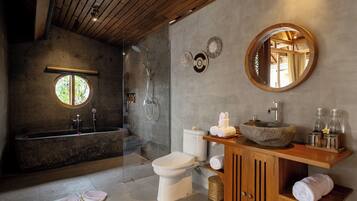 One Bedroom Wooden Pool Villa | Casa de banho | Um polibã e uma banheira separados, um chuveiro fixo