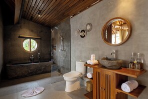 One Bedroom Wooden Pool Villa | Banheiro | Banheira e chuveiro separados, chuveiro com efeito de chuva