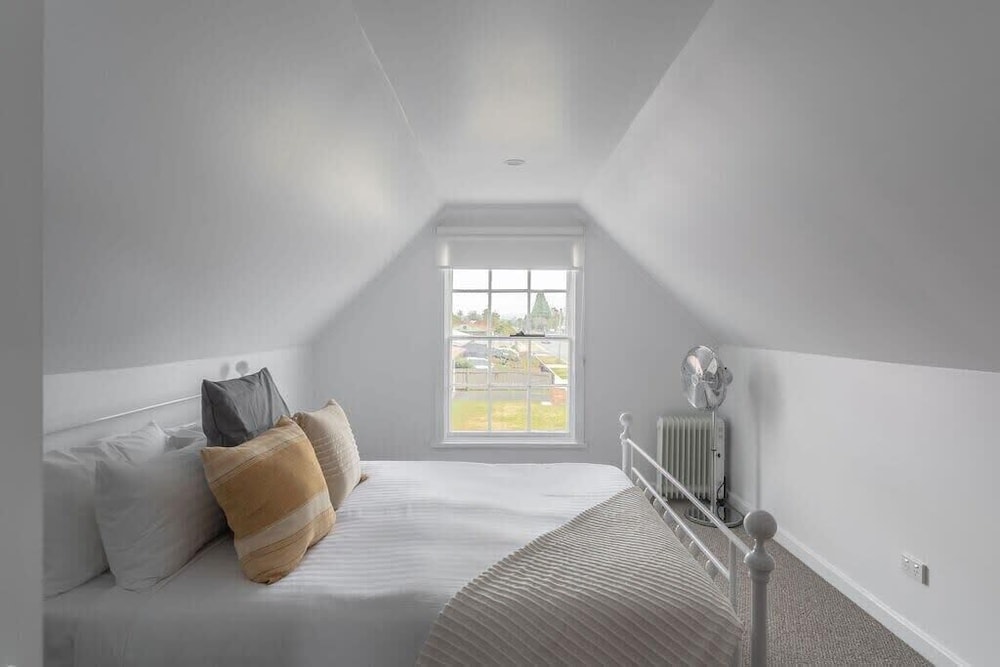 Classic 1800s Charmer With Wifi And Parking - Devonport