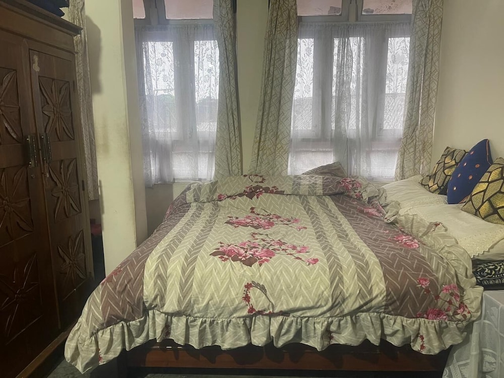The Apartment Is A 2 Bedroom, 1 Living Room, 1 Bathroom With Kitchen. - Darjeeling