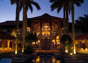 Fachada do alojamento (tarde/noite)