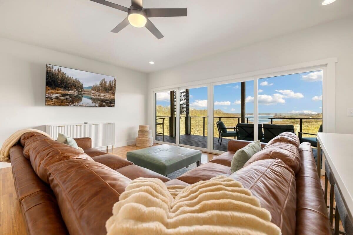 Sunrise Glory - Perfect Patio & Views - Sleeps 15 - Lowell, AR