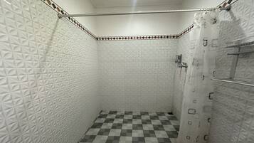 Quarto duplo luxo | Banheiro | Chuveiro, chuveiro com efeito de chuva, produtos de toalete grátis