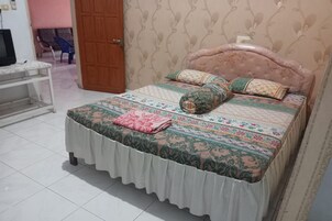 Um polibã, um chuveiro fixo, chinelos, um bidé 