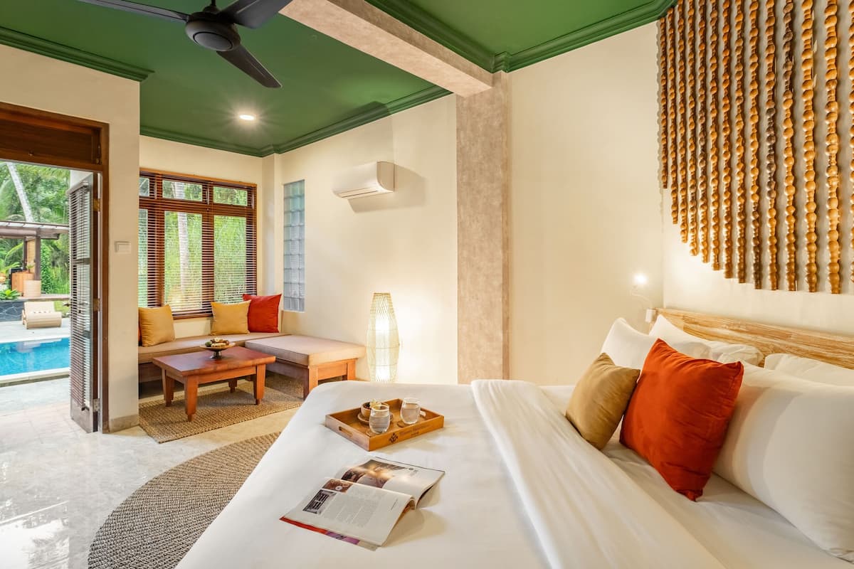 Quarto premium, vista para a piscina | Frigobar, escrivaninha, Wi-Fi de cortesia, roupa de cama
