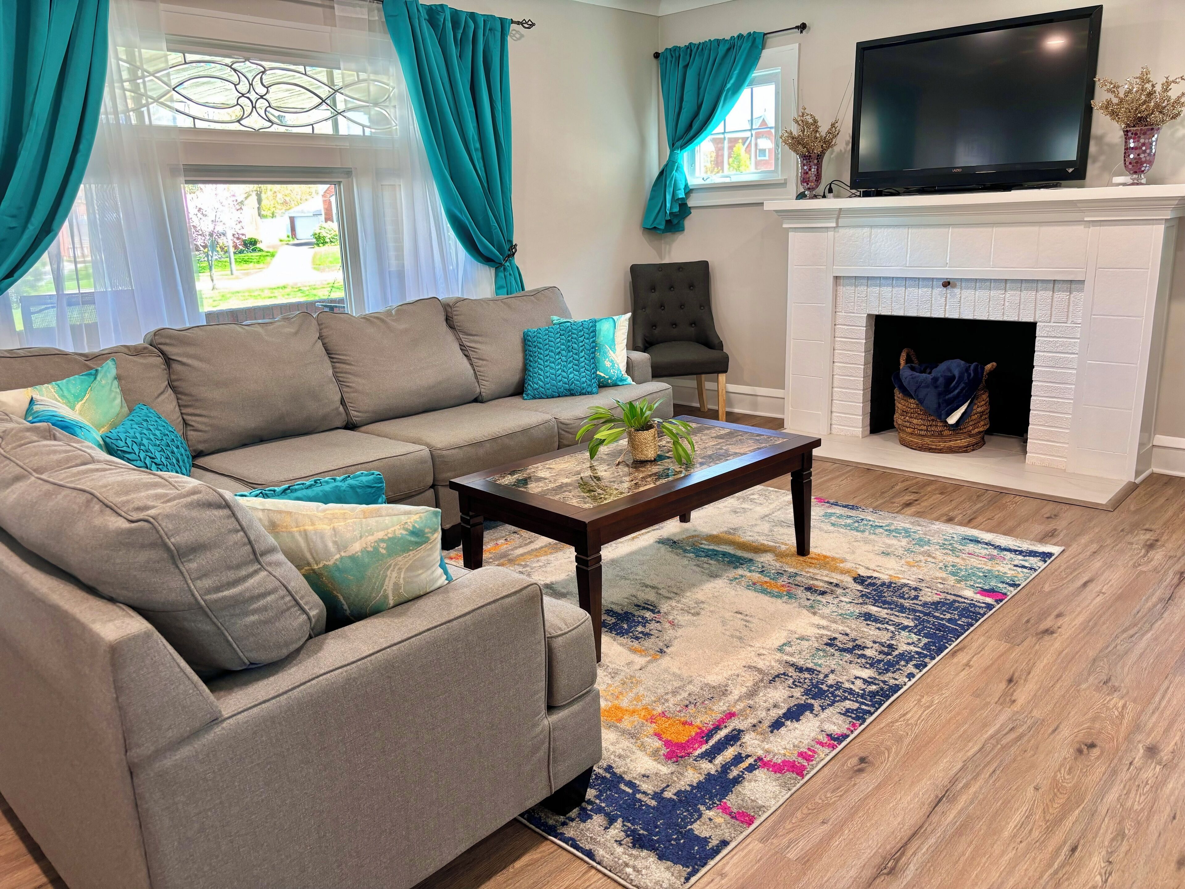 Park View  Porch Swing  Game Room  2ba  Manchester Manor: An Elegant Escape - Parma, OH