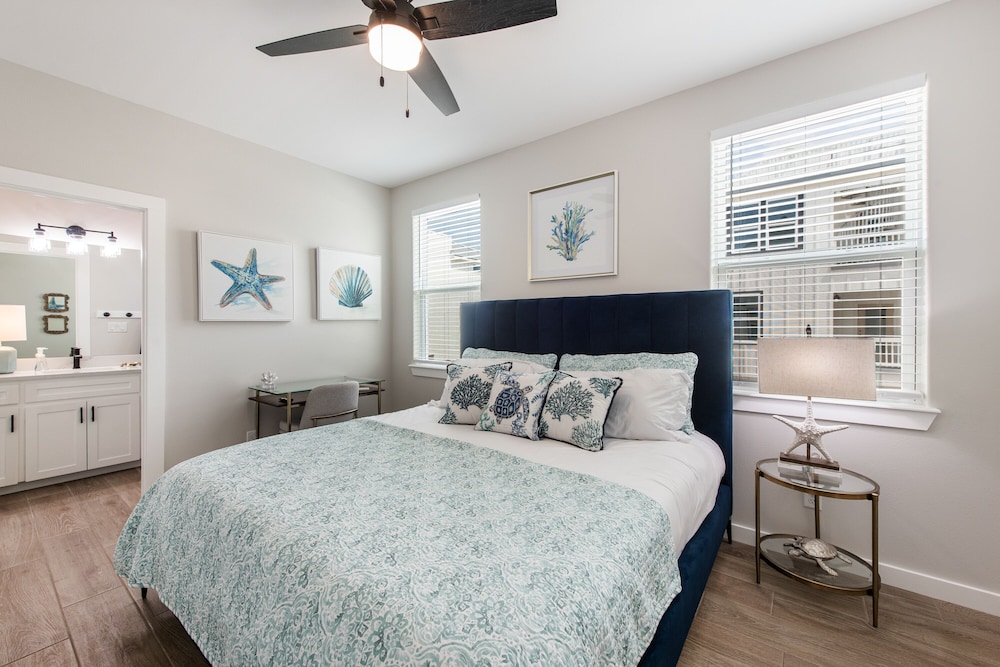 Luxurious Three-Story Retreat with Rooftop Deck at Mango Cay, Port ...