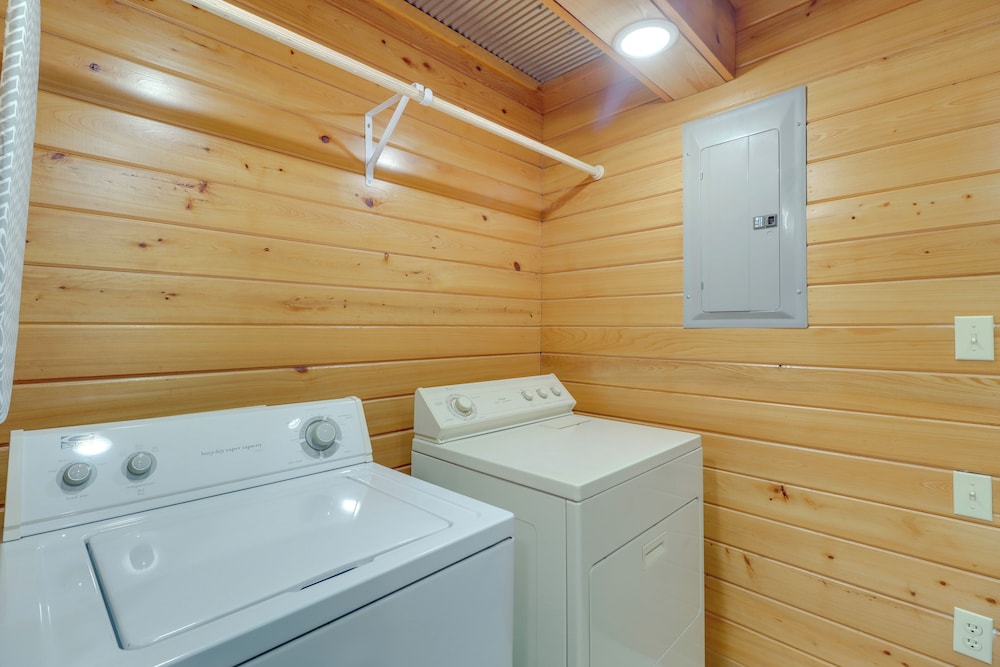 1/2 Mi To Greers Ferry Lake: Quiet Cabin W/ Porch - Heber Springs, AR