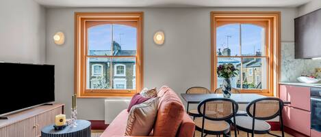 Apartamento, 2 quartos, não fumadores, kitchenette | Sala de estar | Televisor de 40 polegadas com canais via satélite