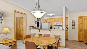 Apartamento em Condomínio Fechado, 2 quartos | Restaurantes